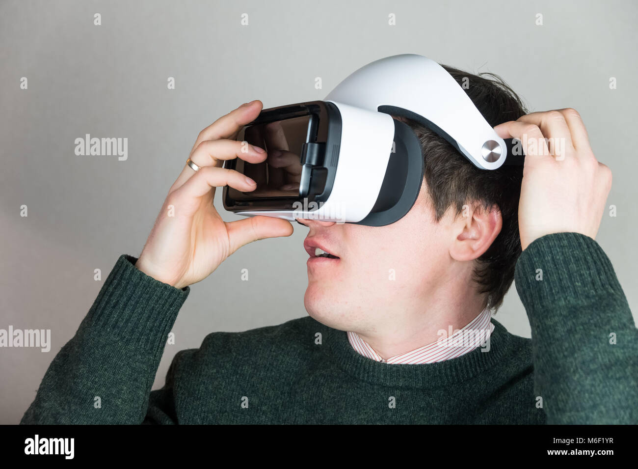 Das Tragen von virtual reality Brillen Stockfotografie - Alamy