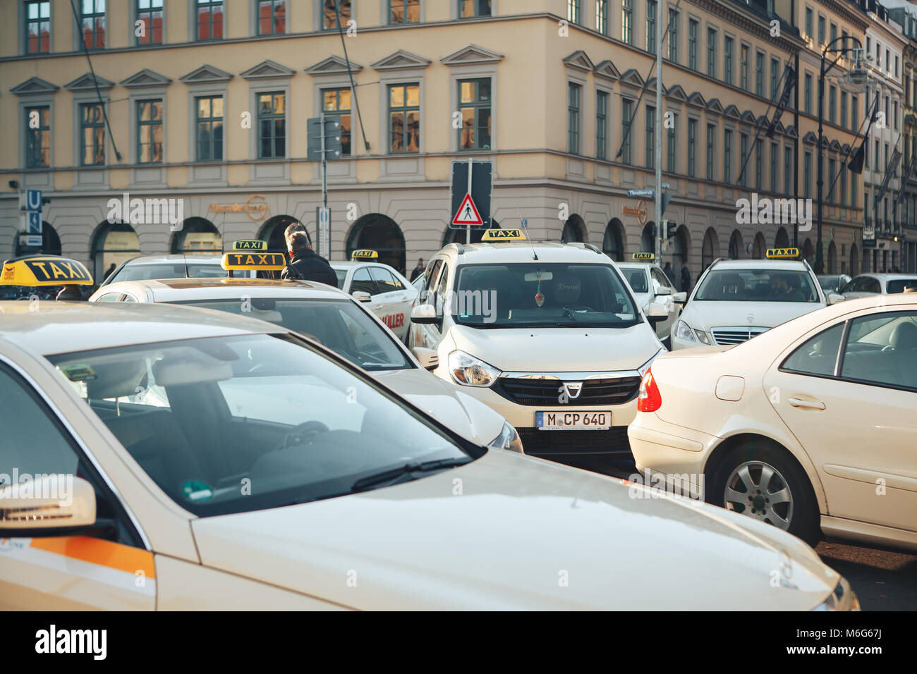 Taxi munich bavaria germany -Fotos und -Bildmaterial in hoher Auflösung ...