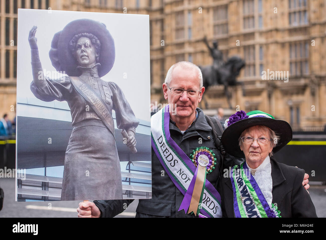 Peter Barratt trägt ein Bild von seinem großen Mothe, sufragette Alice ...