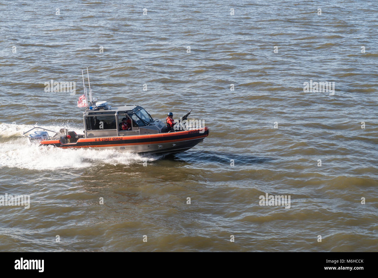 U.S. Coast Guard Patrol Boot im Hafen von New York, New York City, USA ...