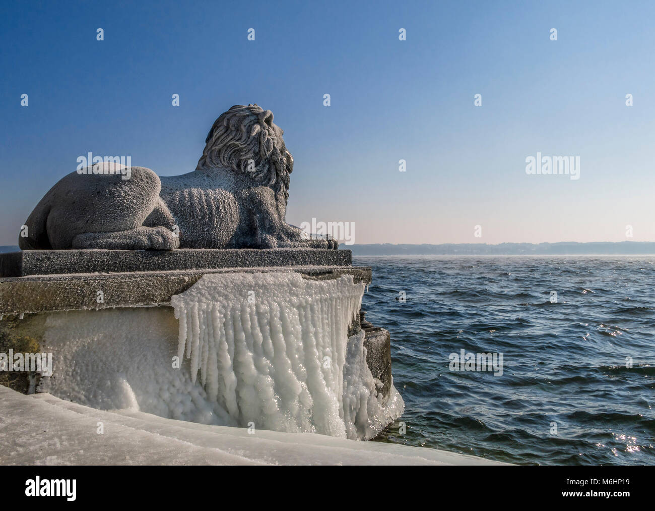 Eisbedeckten Bayerischer Löwe auf einem eisigen Wintertag in Tutzing am ...