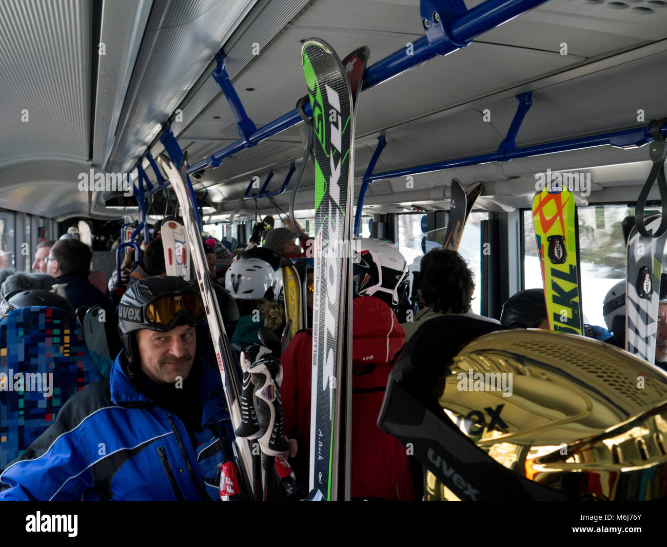 Ski bus -Fotos und -Bildmaterial in hoher Auflösung – Alamy