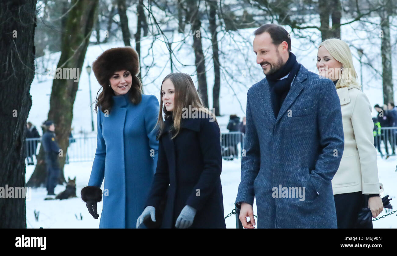 Der Herzog und die Herzogin von Cambridge besuchen sie die Prinzessin ...
