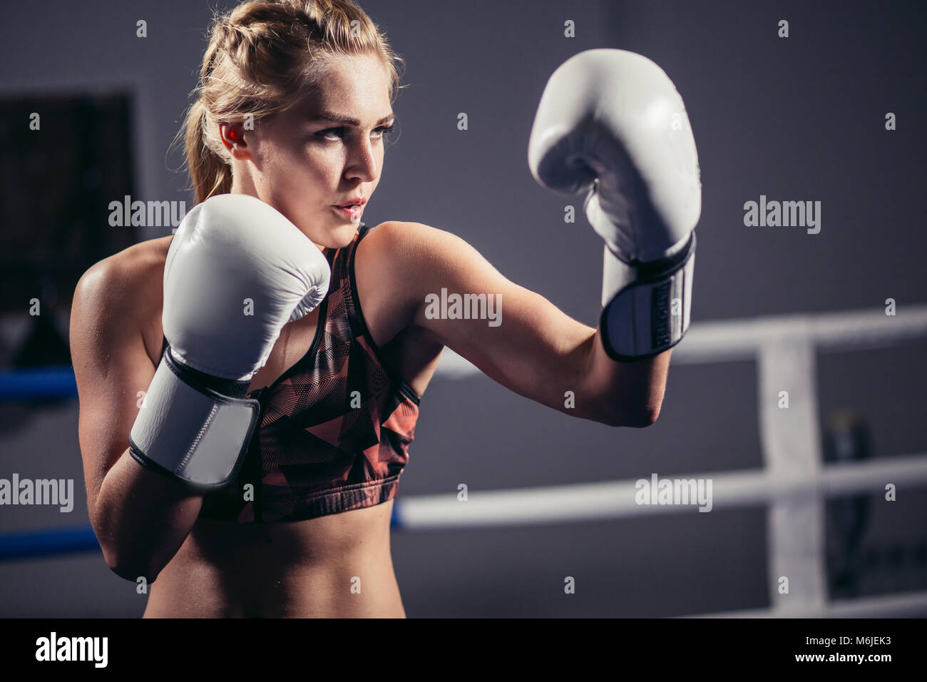 Female boxing -Fotos und -Bildmaterial in hoher Auflösung – Alamy