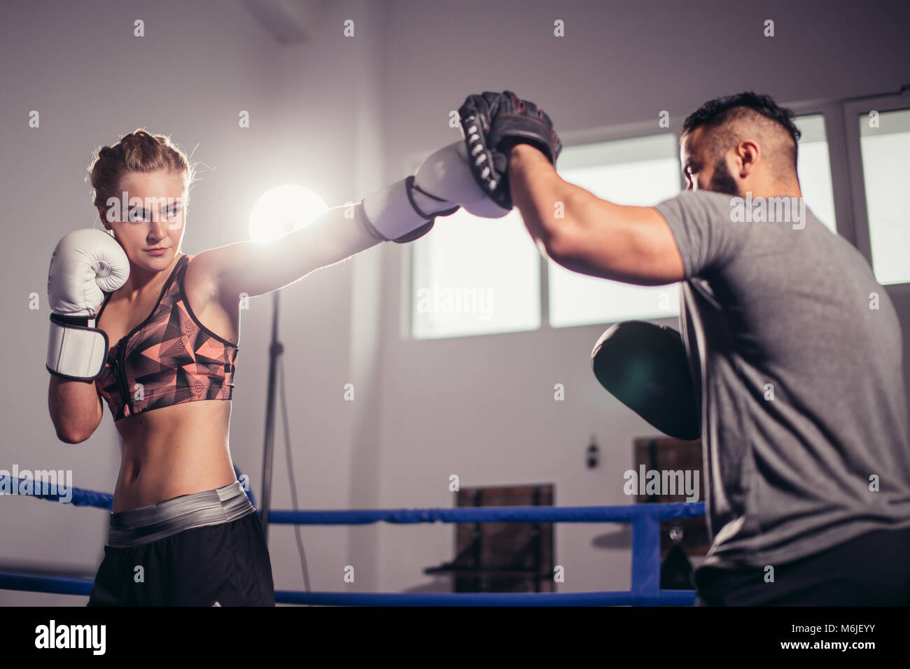 Boxen Girl Ausbildung auf Boxing mitts von einem Meister Boxer statt ...