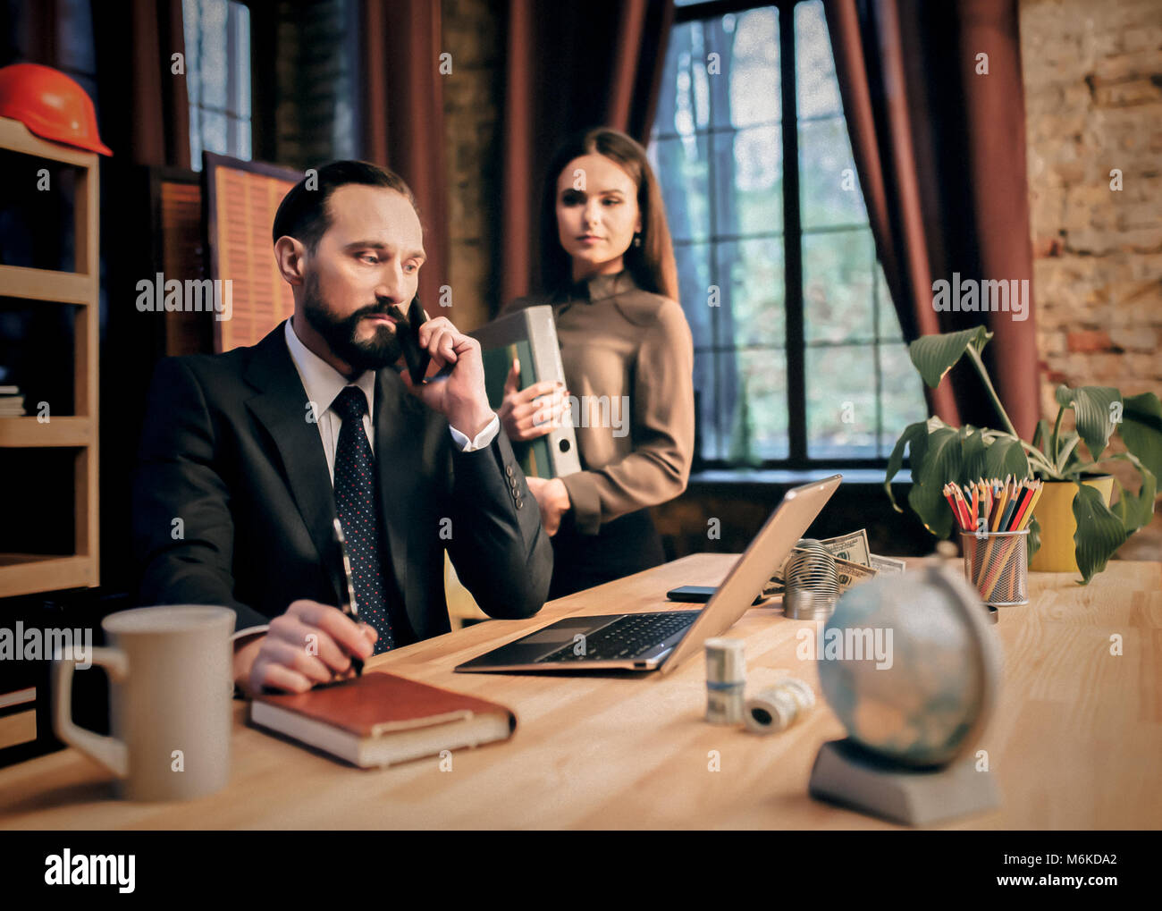 Mann und Frau im Büro der Fall zu besprechen Stockfotografie - Alamy