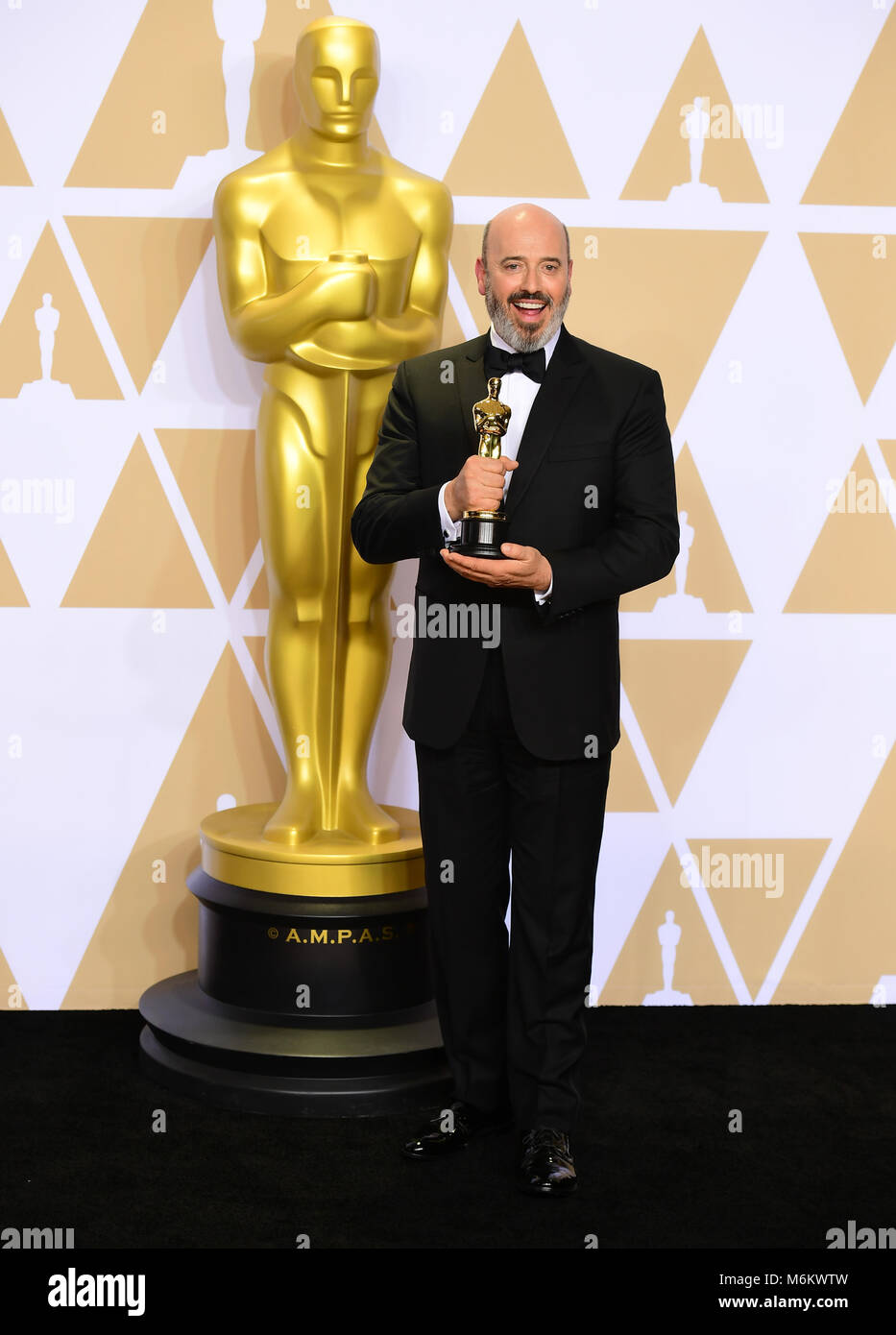 Mark Bridges mit seiner Oscar für das Beste Kostümdesign in Phantom ...