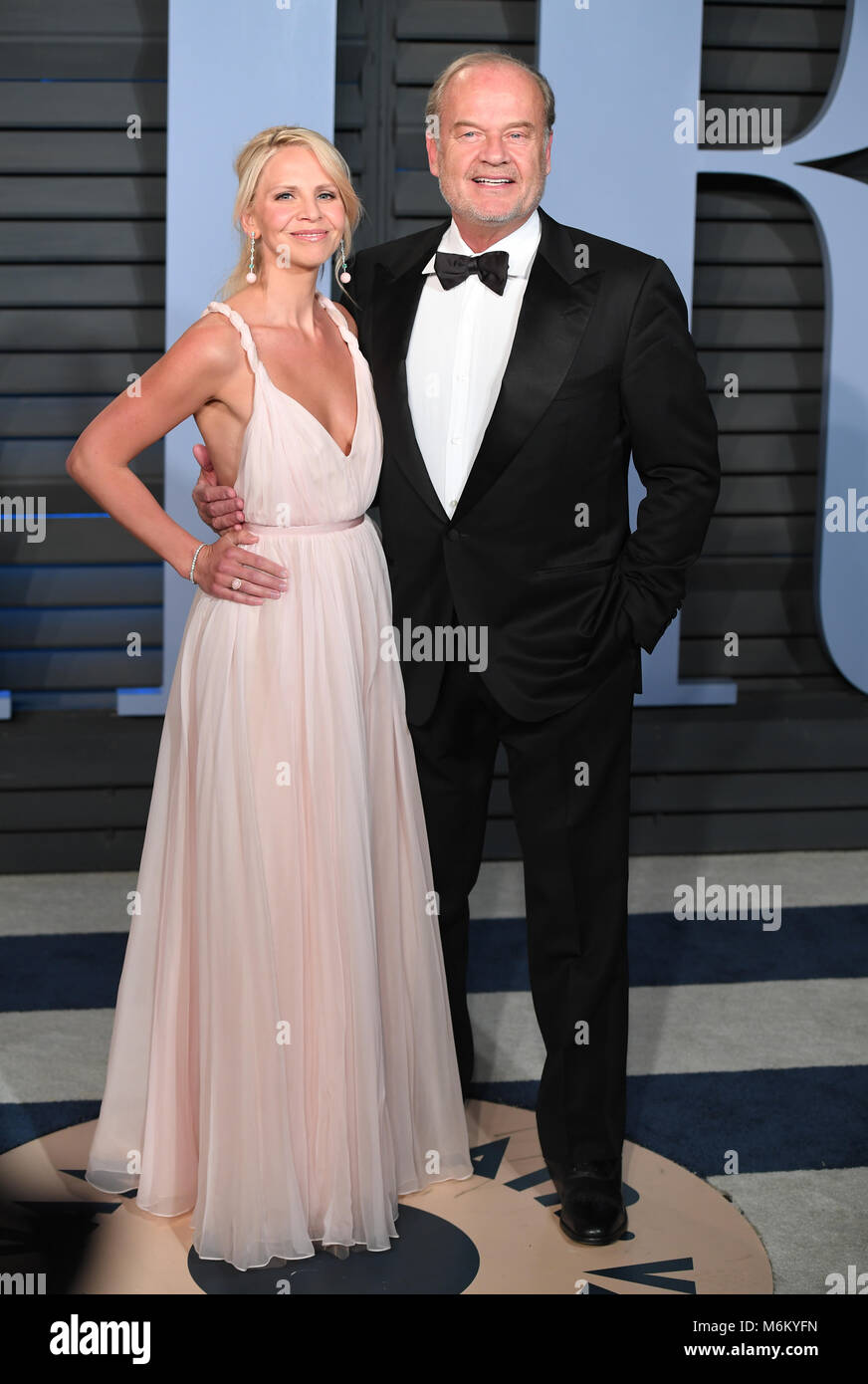 Kayte Walsh und Kelsey Grammer an der Vanity Fair Oscar Party in ...