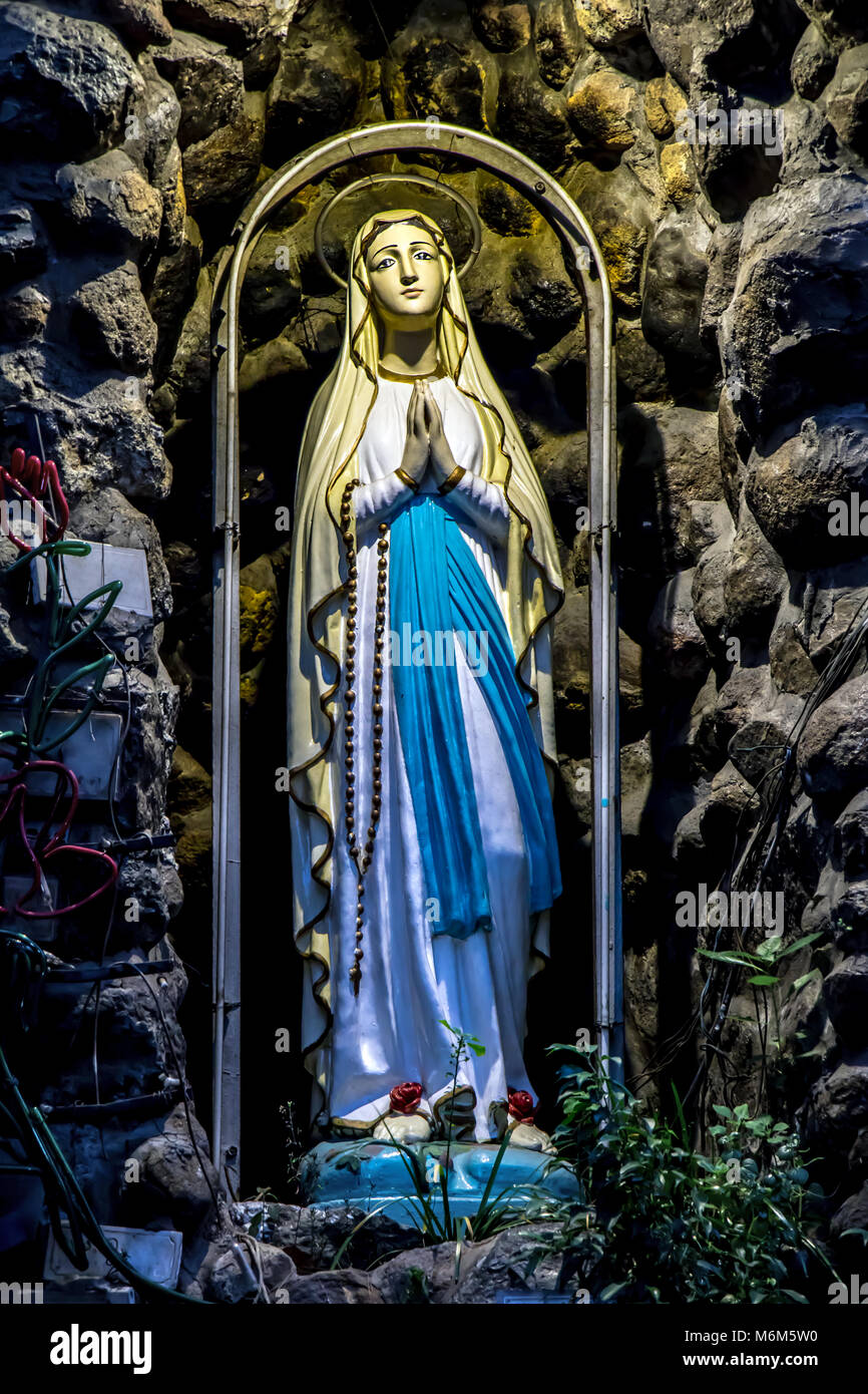 Virgin mary statue in cave -Fotos und -Bildmaterial in hoher Auflösung – Alamy