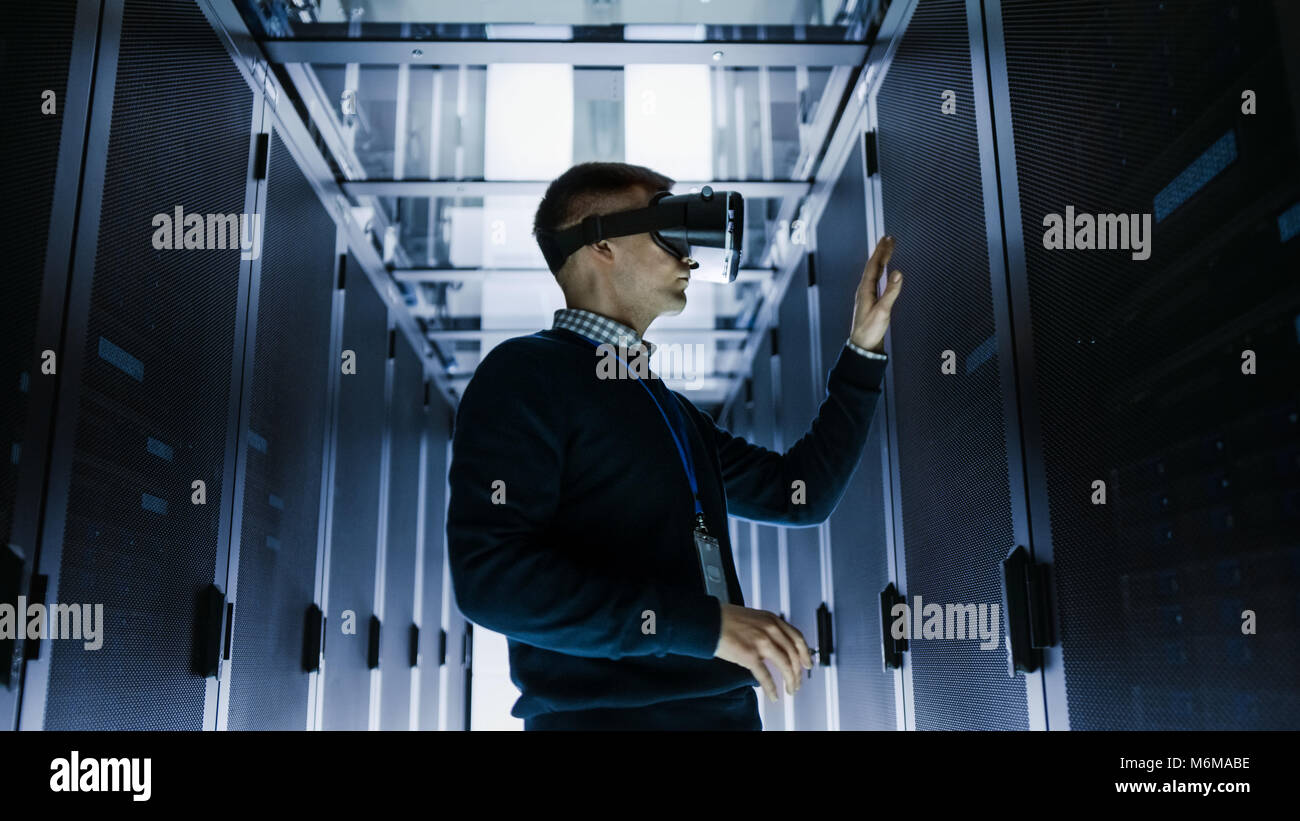 IT-Techniker tragen Virtual Reality Headset funktioniert mit Augmented ...