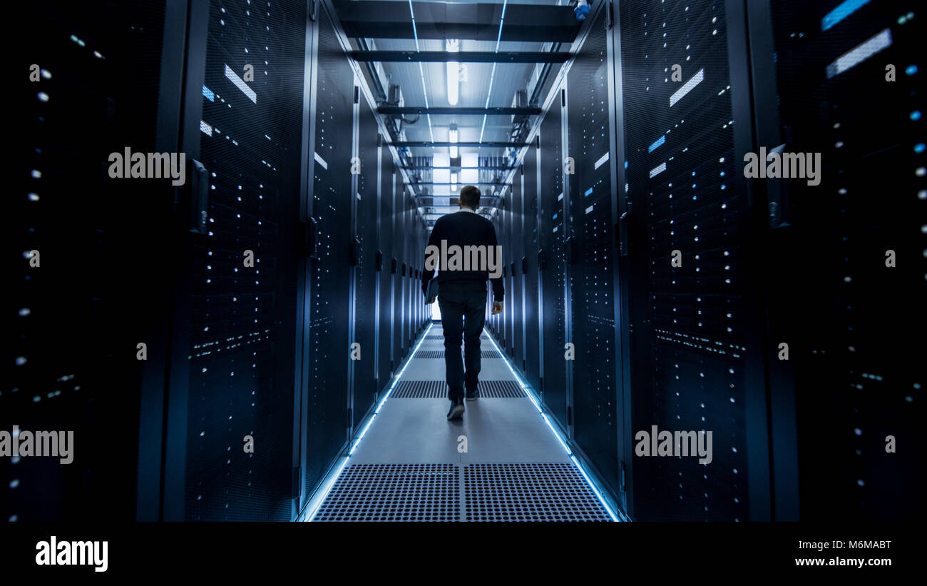 Nach Aufnahme der IT-Techniker durch Data Center Korridor mit Reihen ...