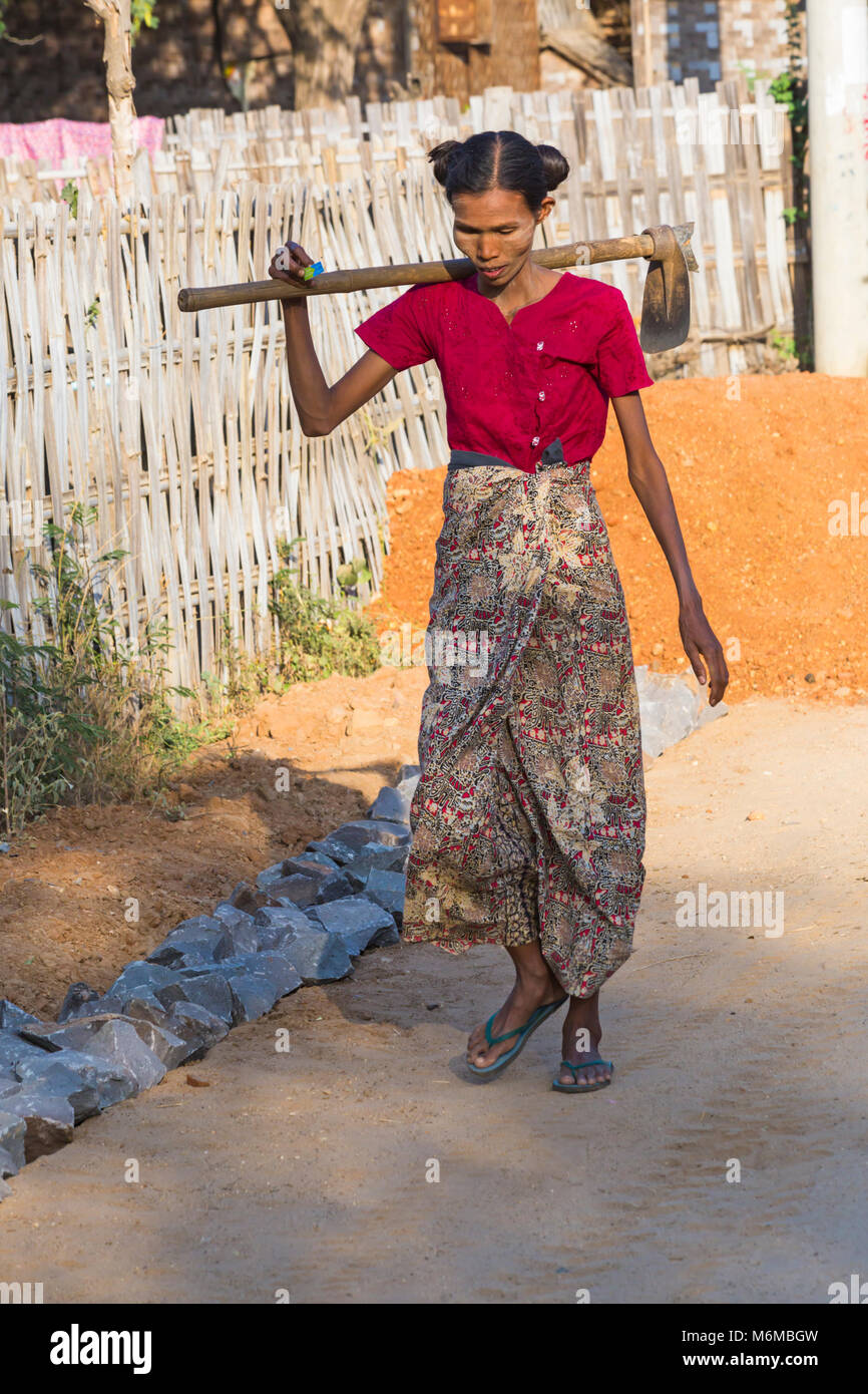 Dorfbewohner Handbuch Straßenbau arbeiten an der West Phwar sah Dorf ...
