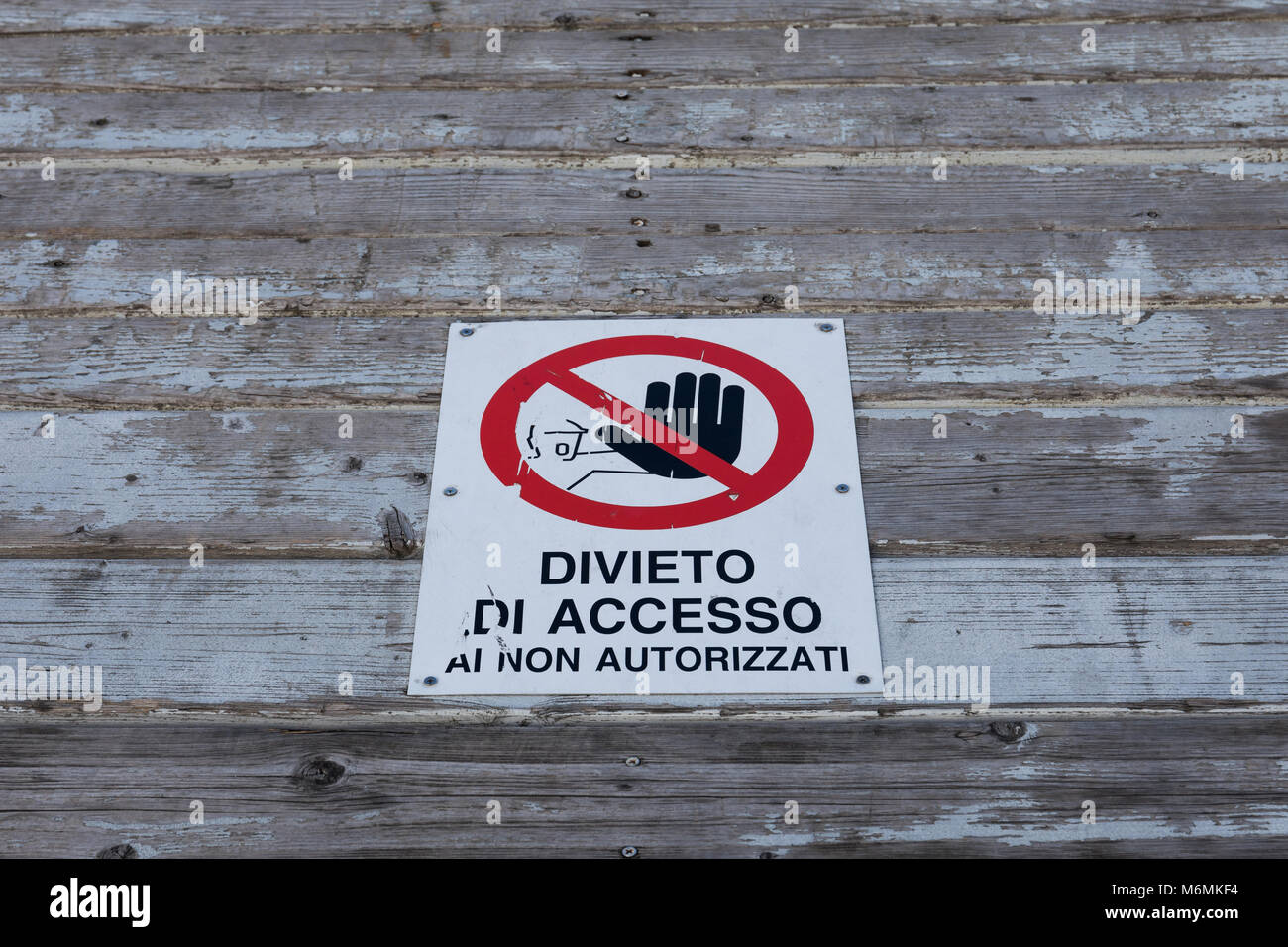 Zeichen in italienischer Sprache verbietet, den Zugang für unbefugte ... Zeichen in italienischer Sprache verbietet, den Zugang für unbefugte ...