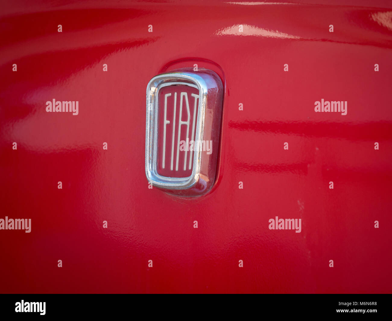 Red vintage Fiat Schriftzug auf der Vorderseite des Fahrzeugs ...