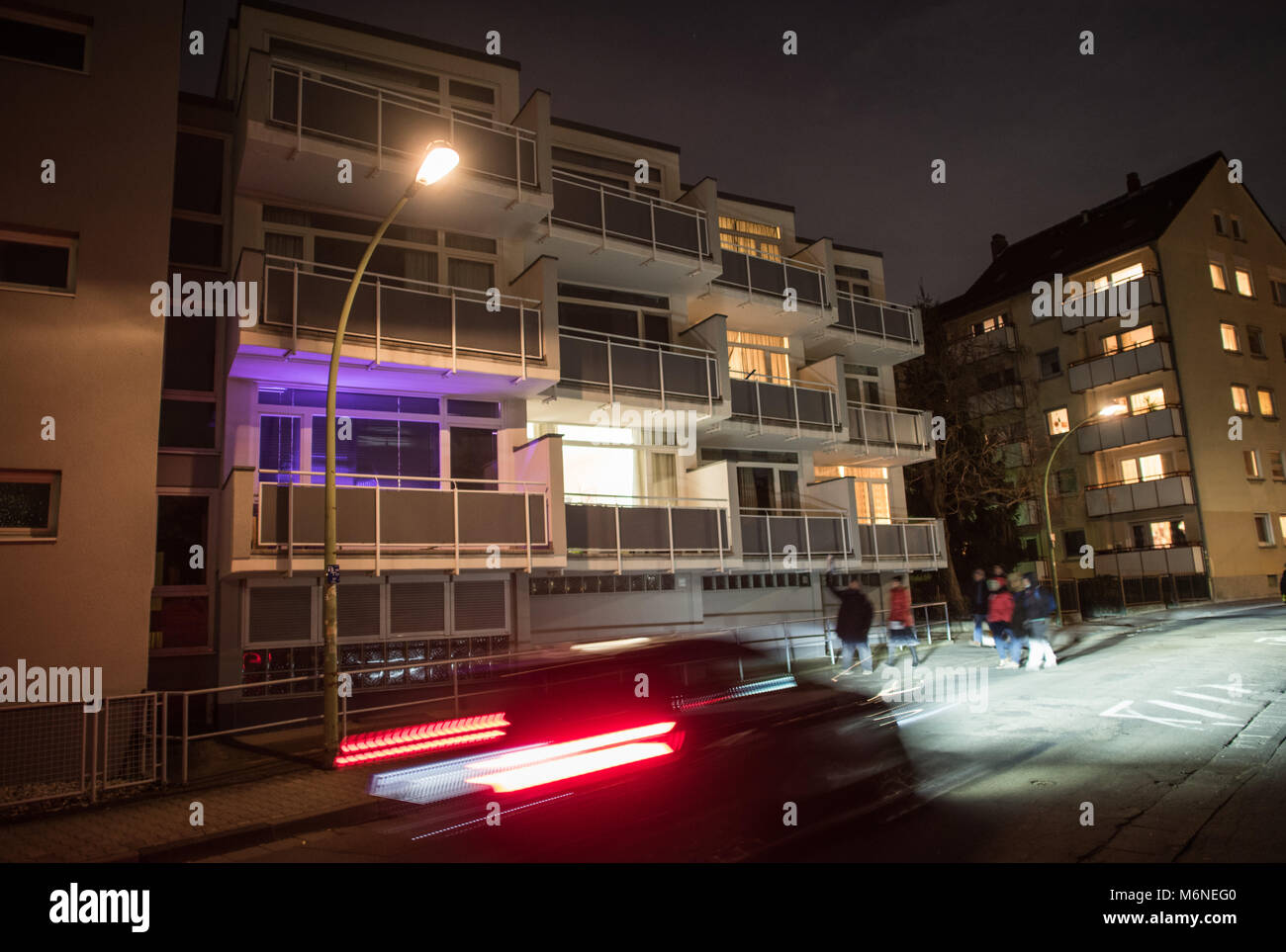 28. Februar 2018, Deutschland, Frankfurt am Main: Ein Auto fährt vorbei ...