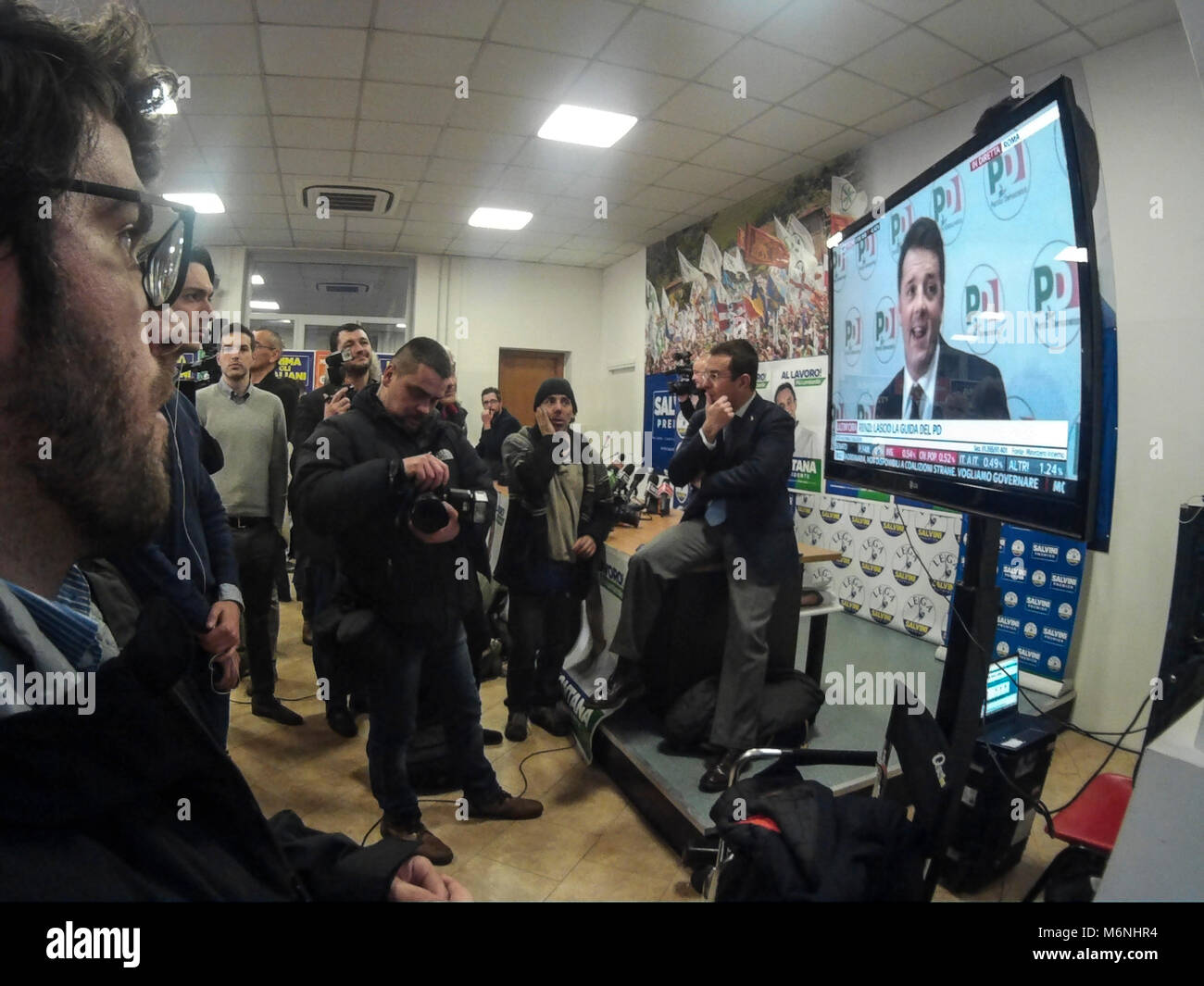 Mikrofone in der hand -Fotos und -Bildmaterial in hoher Auflösung – Alamy