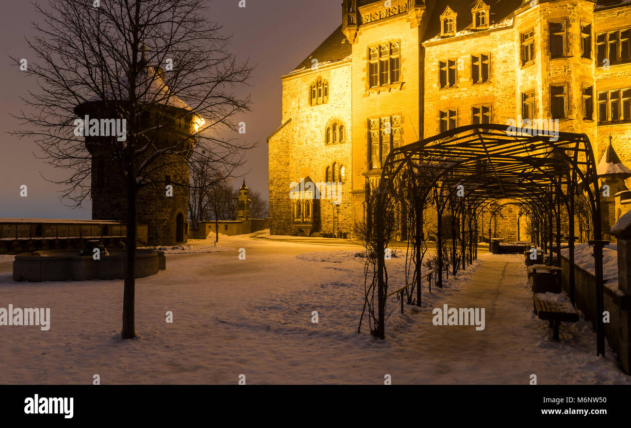 Schloss Wernigerode im Winter mit Schnee während der Dämmerung ...