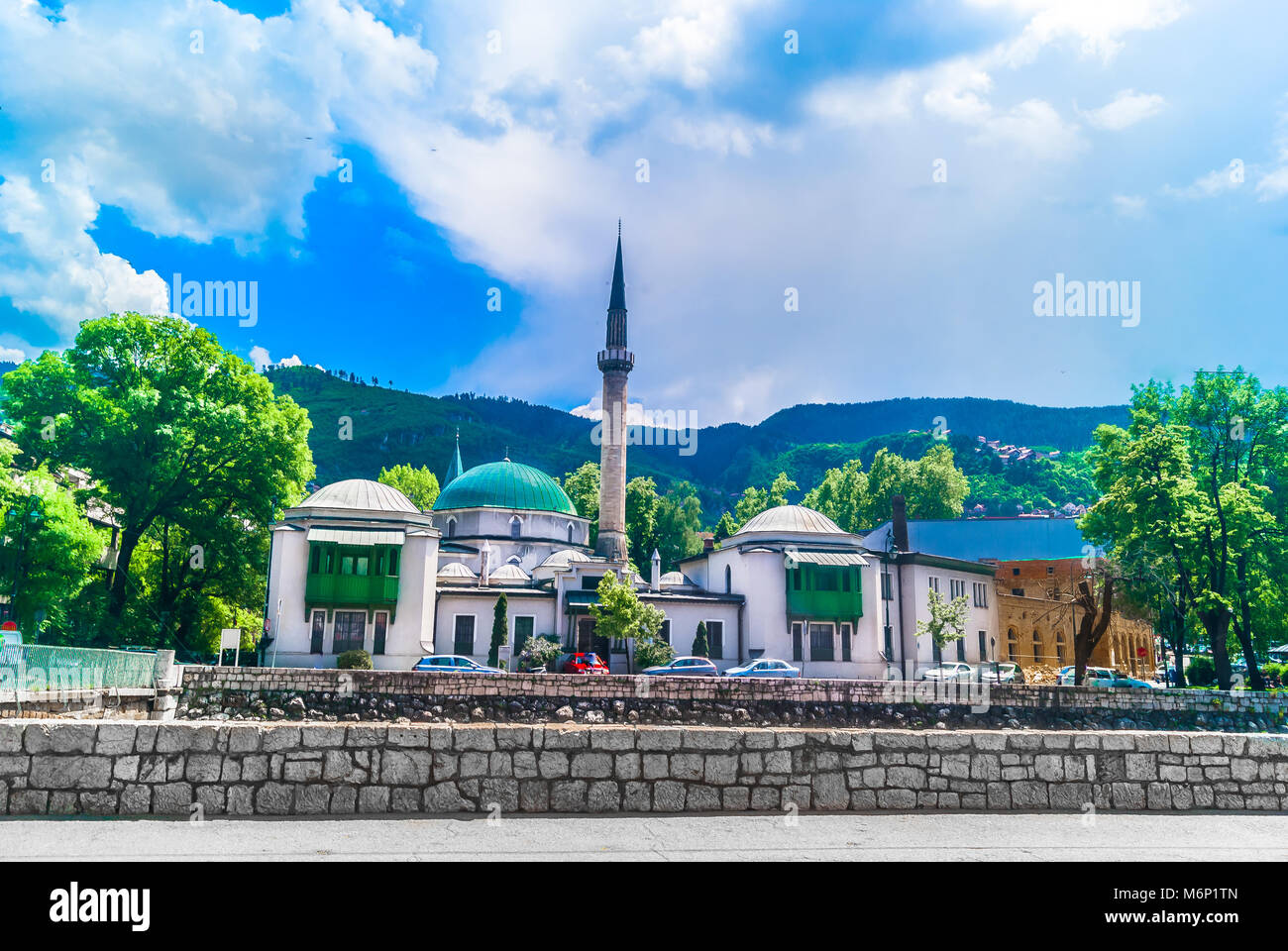 Malerischer Blick auf alte Moschee in Sarajevo, touristischen ...