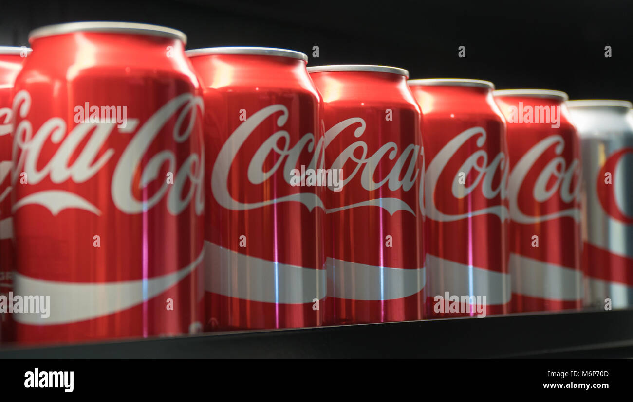 Coca cola aluminiumflasche -Fotos und -Bildmaterial in hoher Auflösung ...