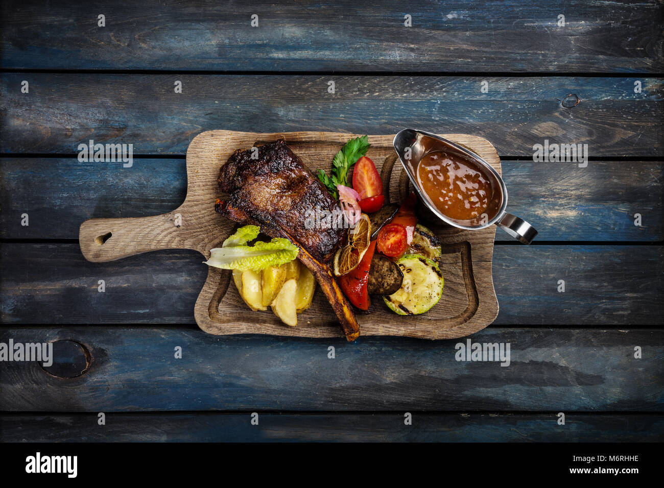 Ribeye Steak auf den Knochen mit Sauce Jack Daniels auf der rustikalen ...