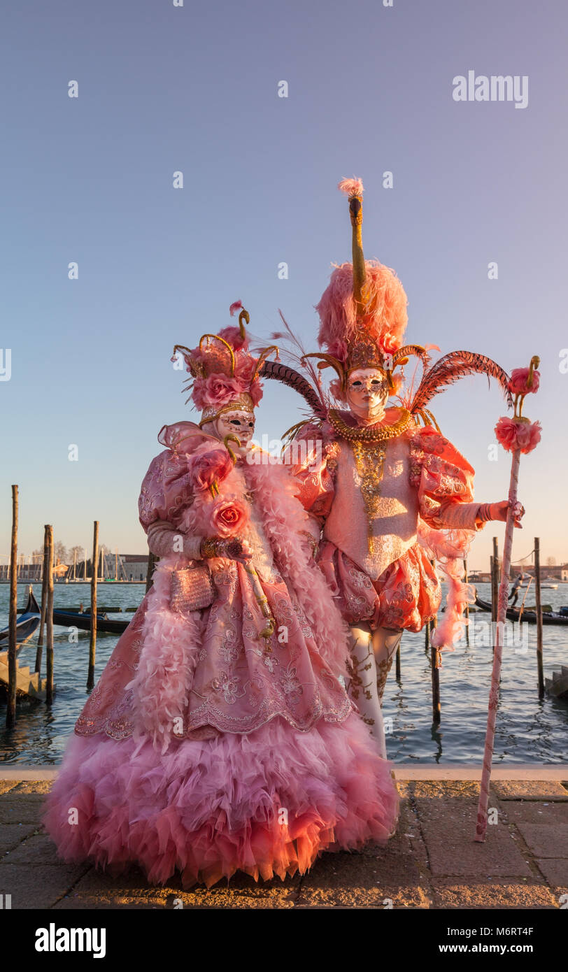 Kostume Fur Karneval In Venedig