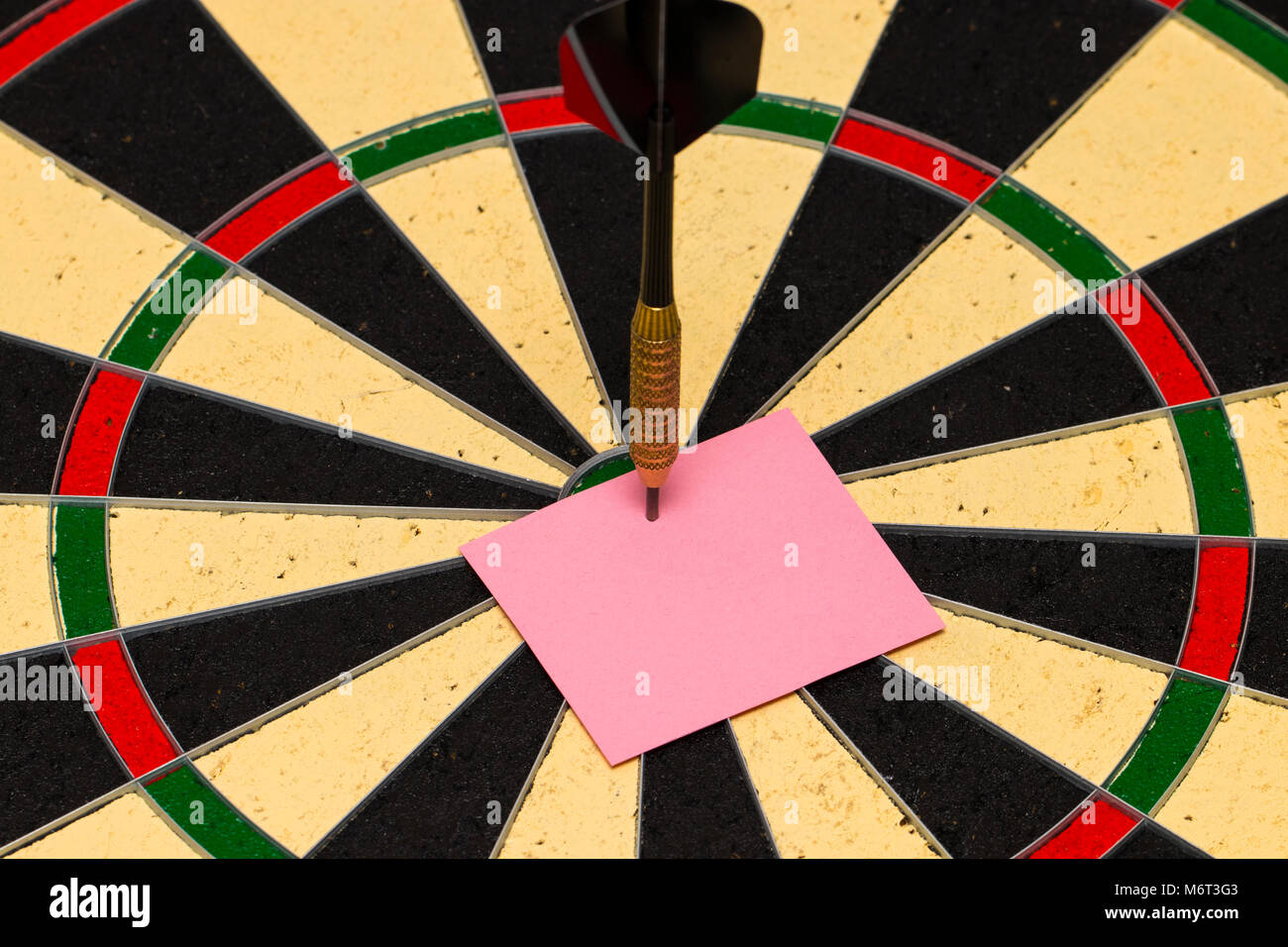 Vision dartscheibe mit pfeilen Stockfotos und -bilder Kaufen - Alamy