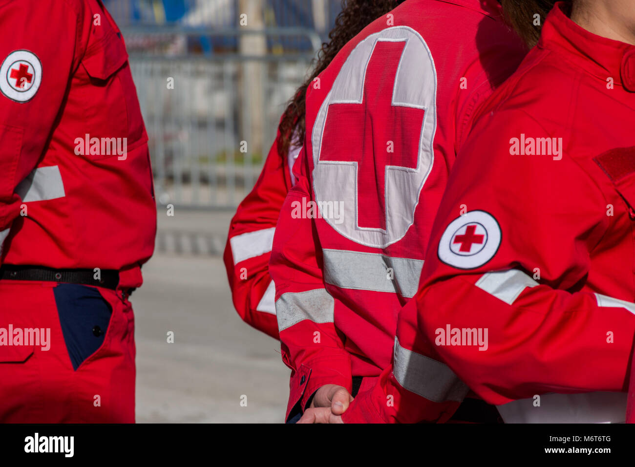 Rotes Kreuz Freiwillige warten im Marathon zu helfen Stockfotografie ... Rotes Kreuz Freiwillige warten im Marathon zu helfen Stockfotografie ...