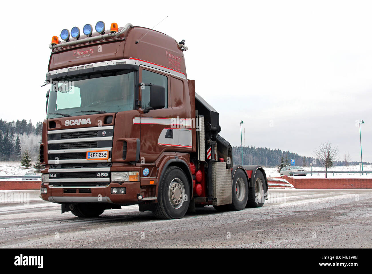 SALO, FINNLAND - Januar 25, 2014: Scania 144 Lkw Traktor unter ...