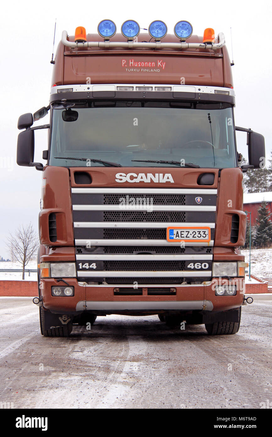 SALO, FINNLAND - Januar 25, 2014: Scania 144 Lkw Traktor unter ...
