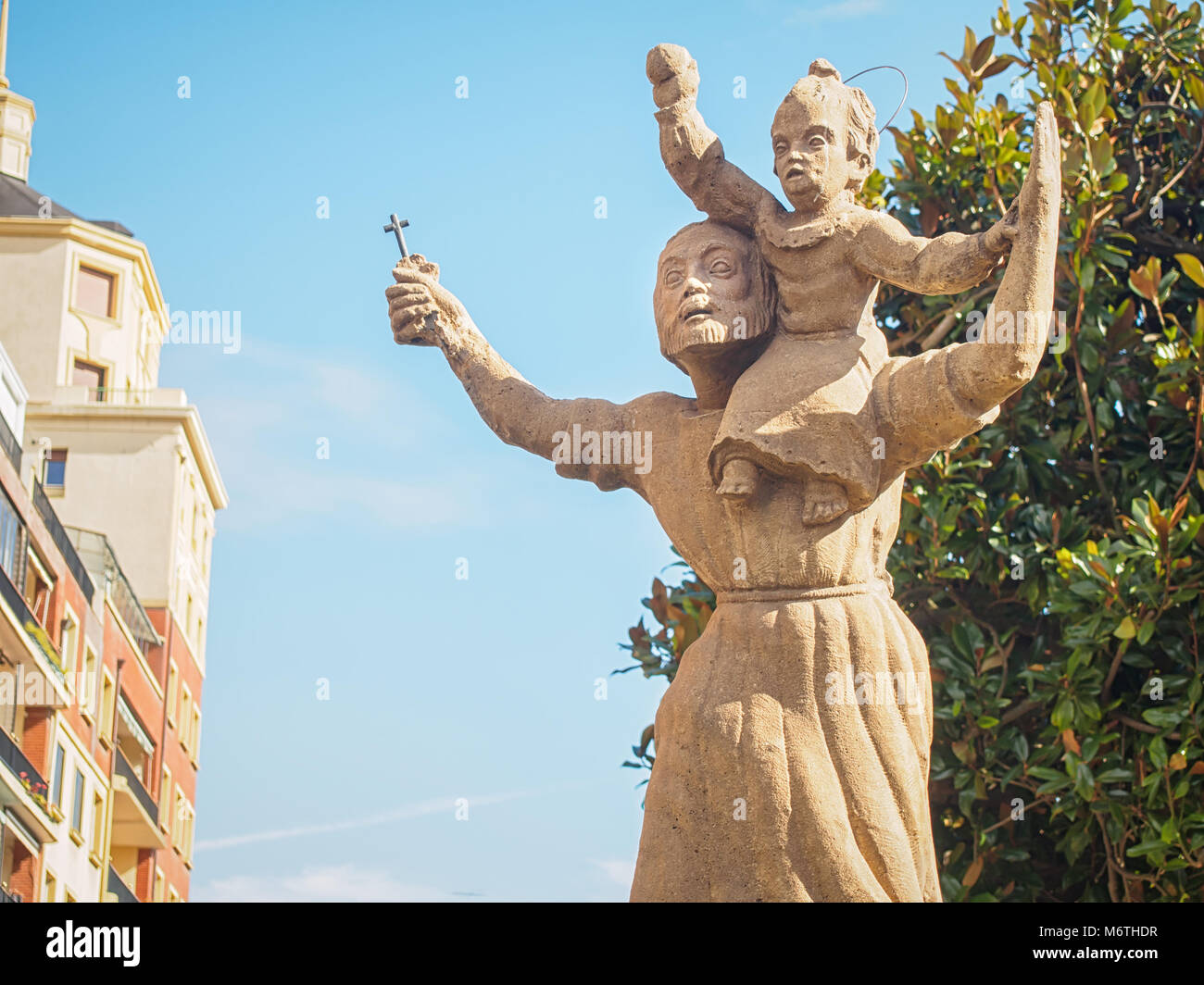 Antike Statue des Heiligen Christophorus in Hondarribia, Baskenland ...