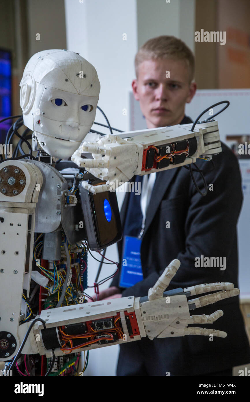 Ein junger Wissenschaftler testen einen menschenähnlichen Roboter bei ...