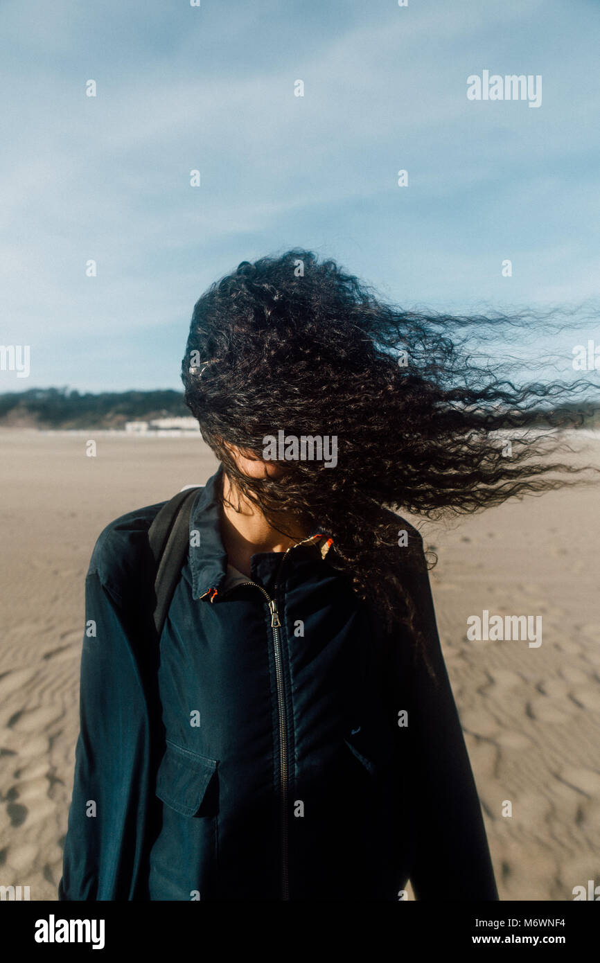 Haare in ihrem gesicht -Fotos und -Bildmaterial in hoher Auflösung – Alamy