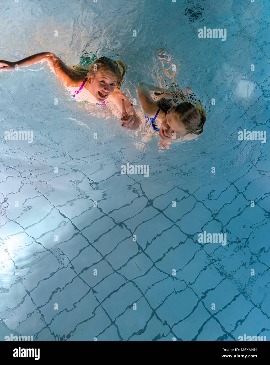 Mädchen Spaß Im Schwimmbad Reykjavik Island Stockfotografie Alamy