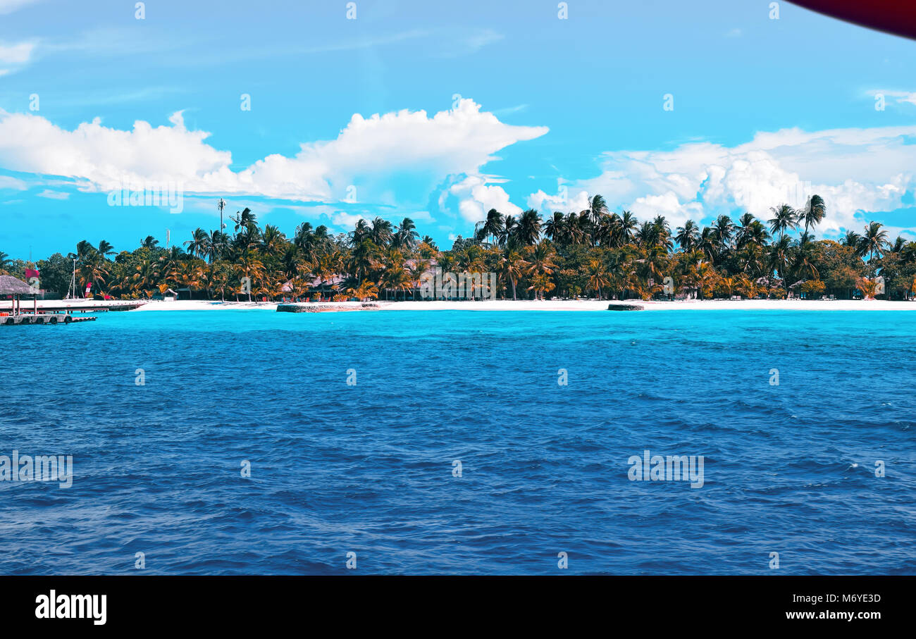 Schönen tropischen Malediven Resort Hotel, Insel mit Strand Wasser ...