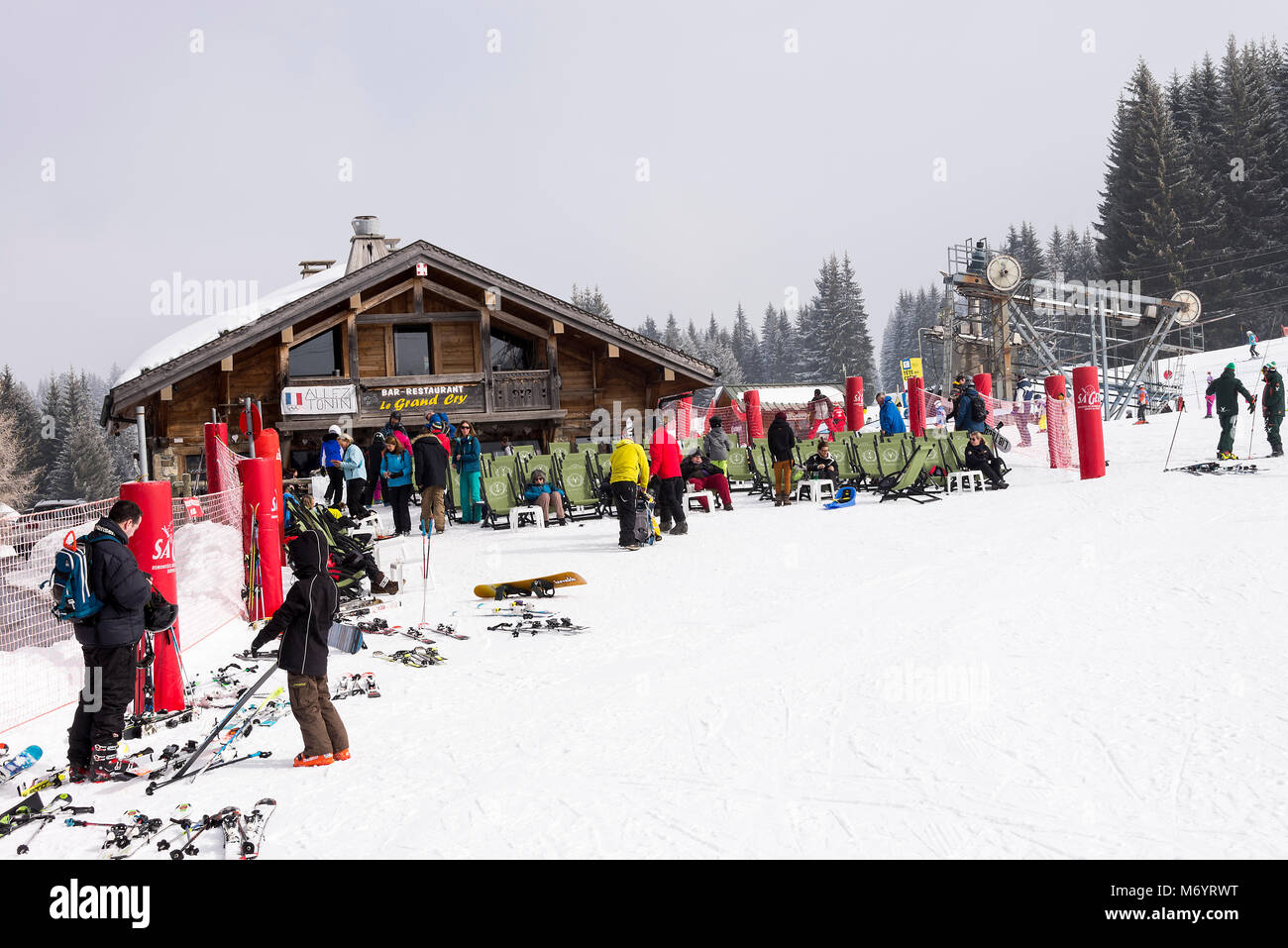 Das Chalet Le Grand Cry Bar und Restaurant von den Hängen des Les Gets ...