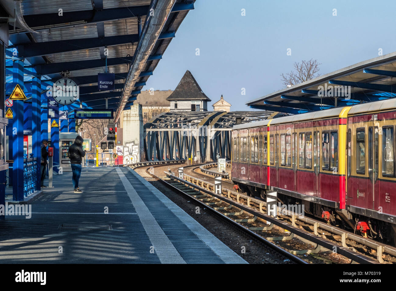Treptower park s bahn -Fotos und -Bildmaterial in hoher Auflösung – Alamy