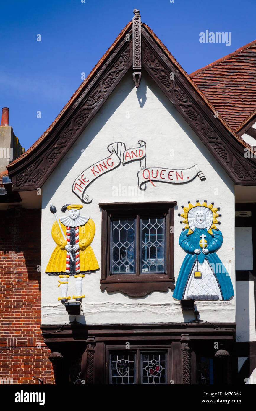 BRIGHTON, UK-Jun 5, 2013: Mock Tudor extravagante König und Königin Pub ...