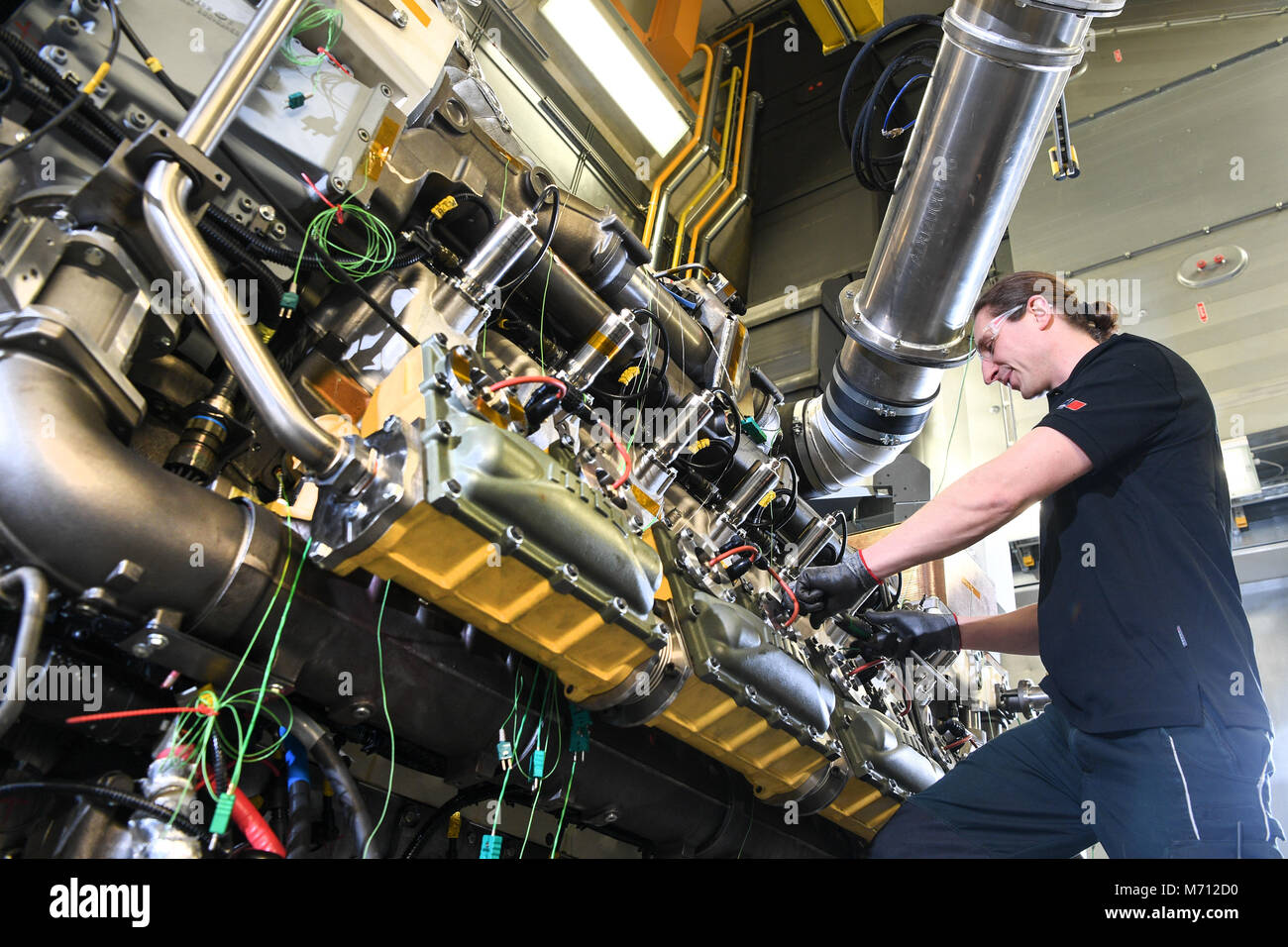 07 März 2018, Deutschland, Friedrichshafen: Techniker Michael Rockstroh ...