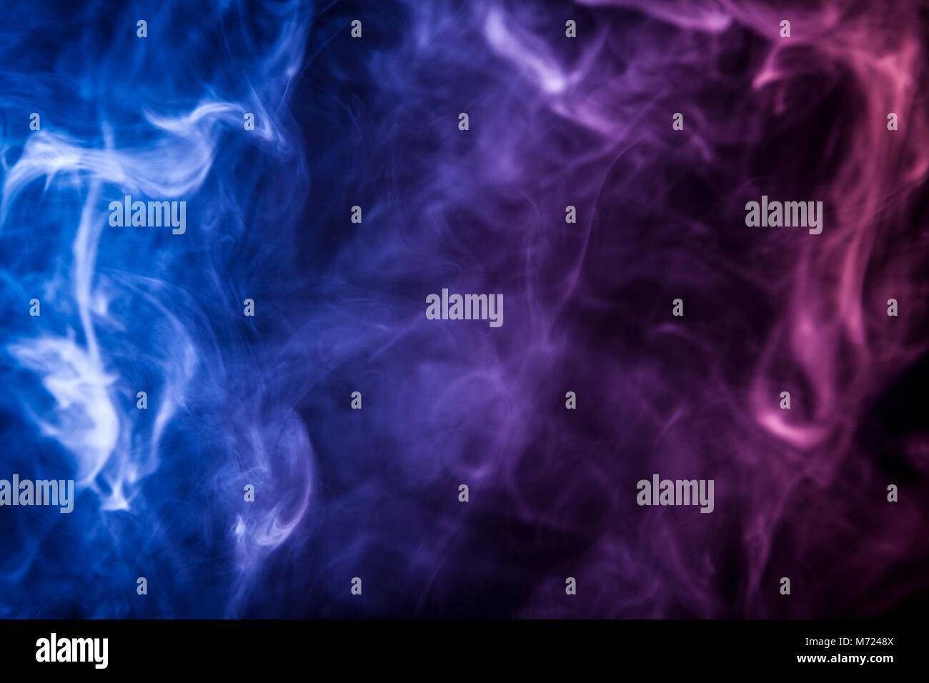 Dicke bunte Rauch von Blau und Rosa auf einem schwarzen Hintergrund ...