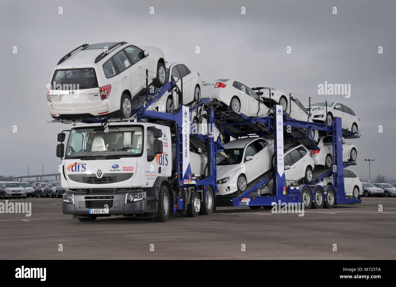Autotransporter Lkw mit neuen Autos geladen Stockfotografie - Alamy