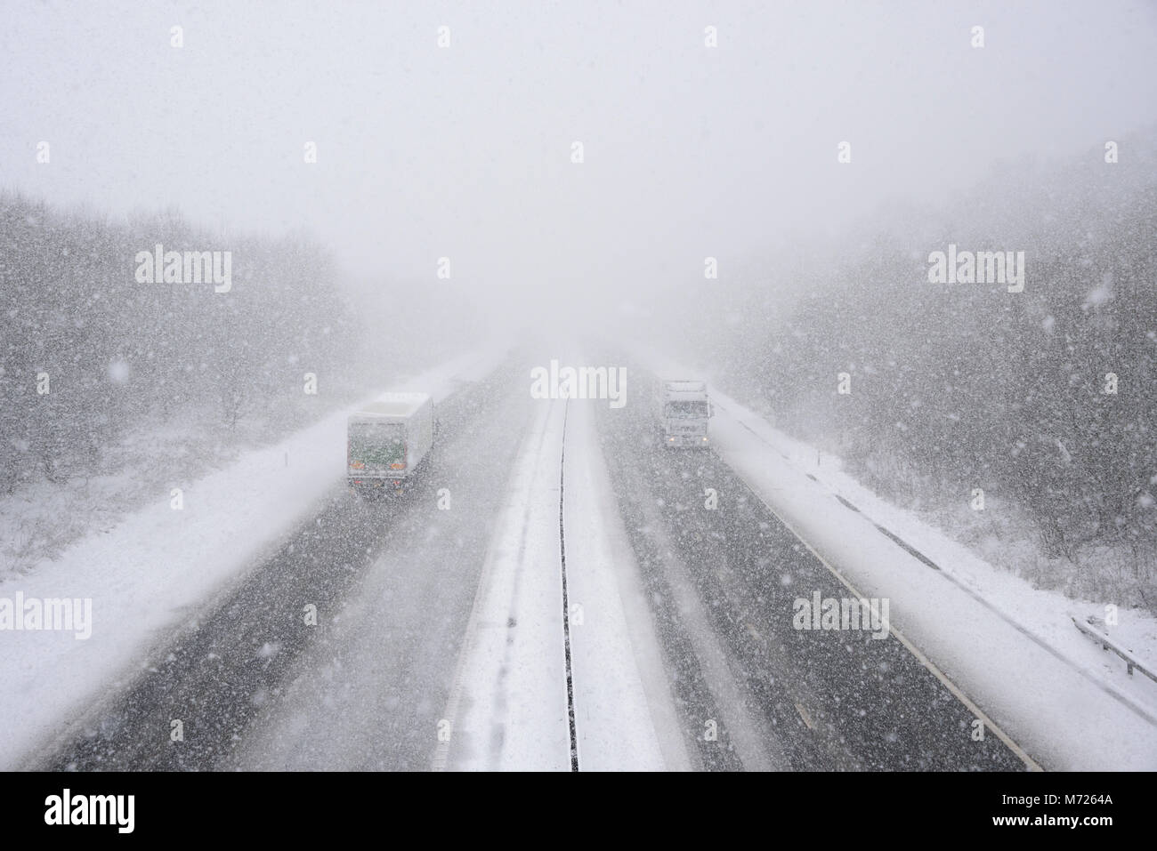 Autobahn schnee verkehr -Fotos und -Bildmaterial in hoher Auflösung – Alamy