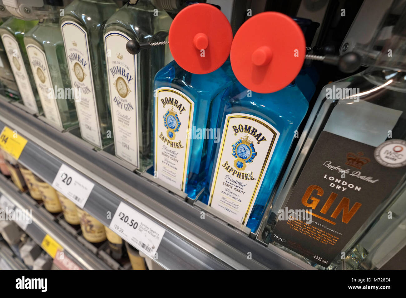 Flaschen gin supermarkt regal -Fotos und -Bildmaterial in hoher ...