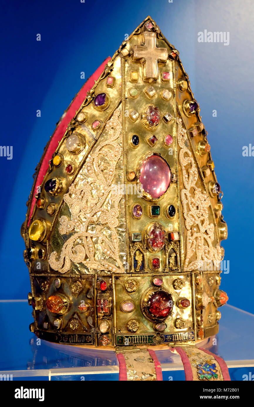 Mitre bishop -Fotos und -Bildmaterial in hoher Auflösung – Alamy