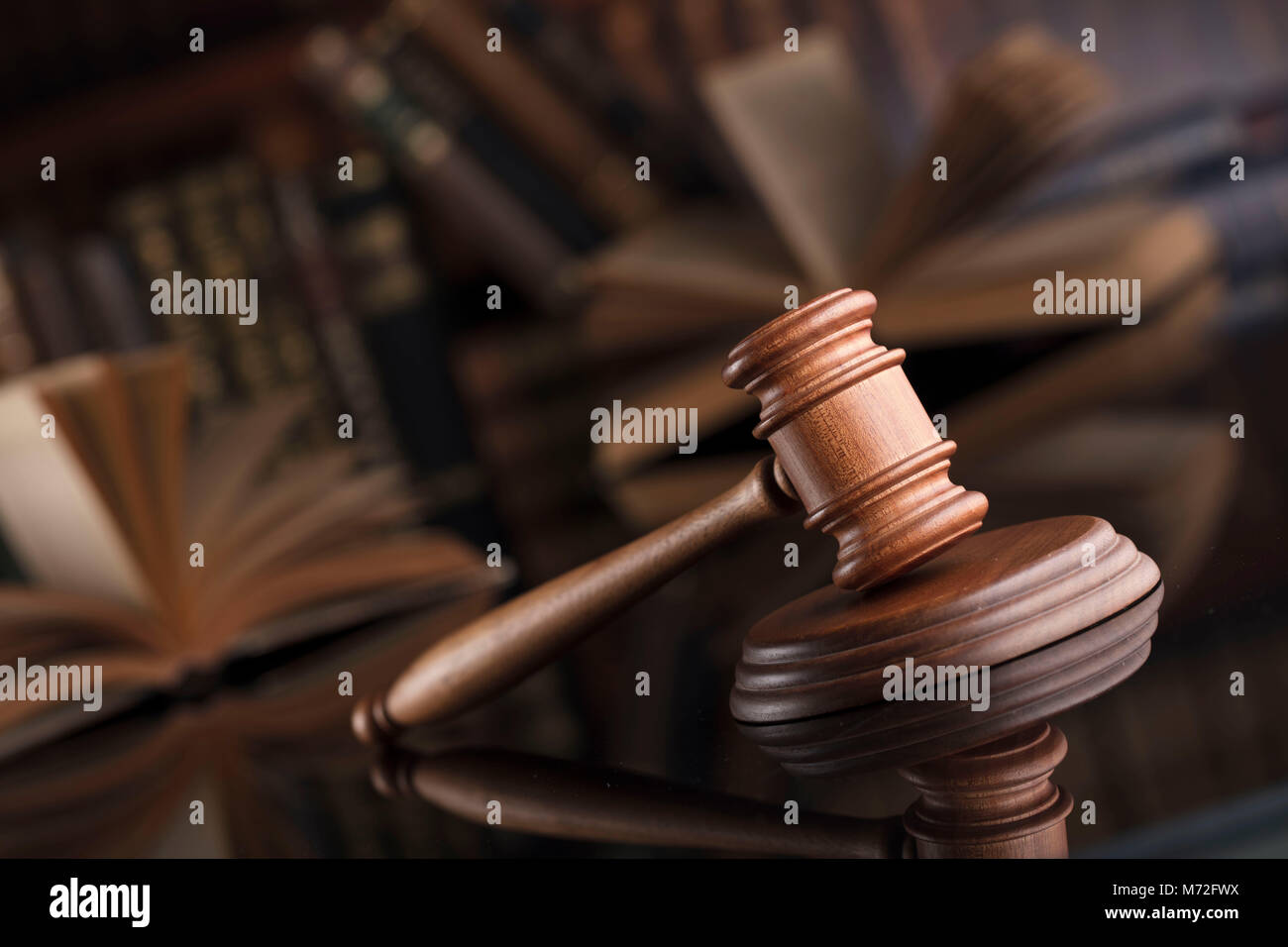 Gesetz Konzept. Jugde der Hammer in der Hofbibliothek Stockfotografie ...