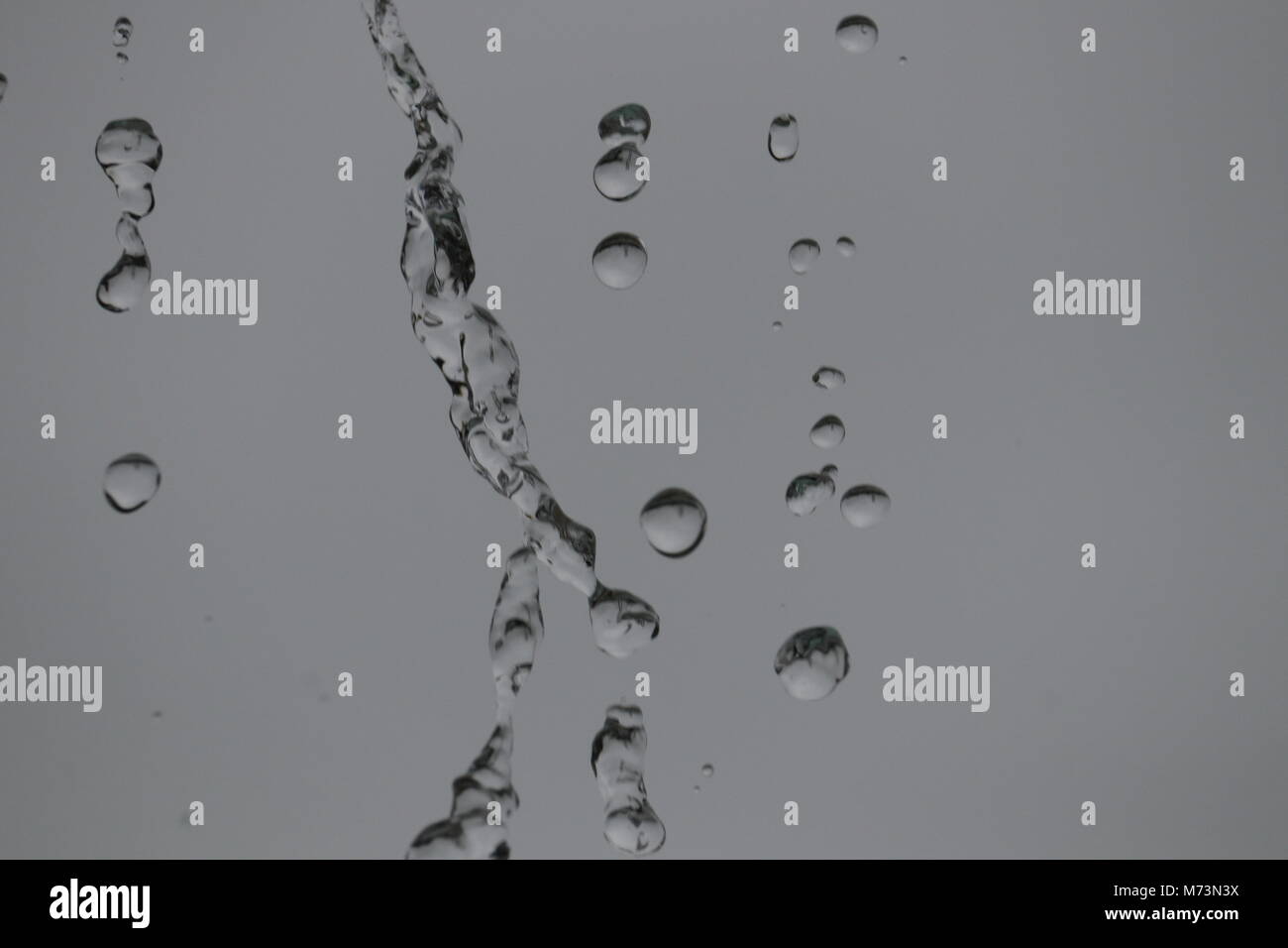 Regentropfen fallen auf wasser -Fotos und -Bildmaterial in hoher ...