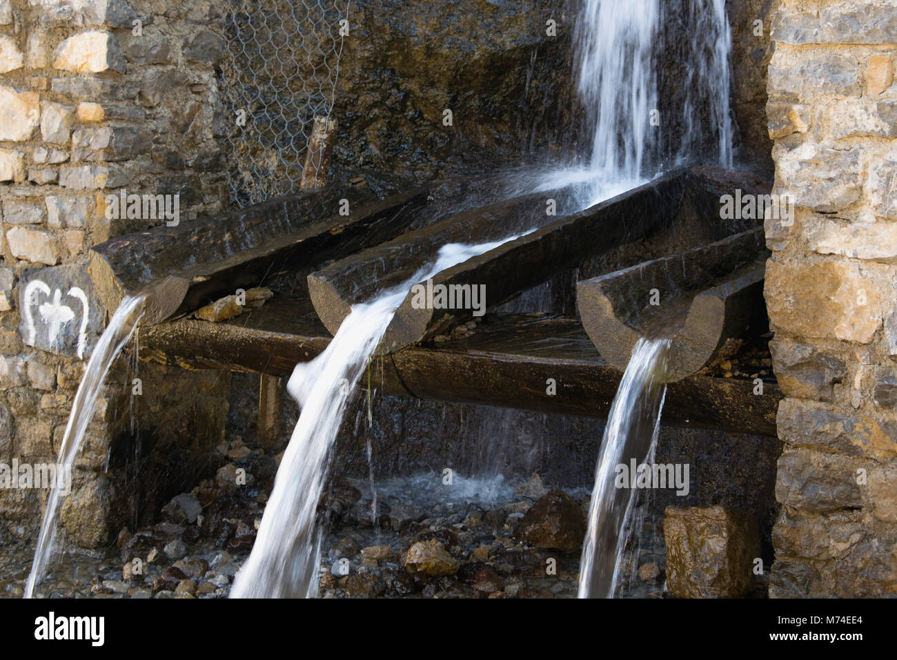 Rein mineralische Trink Wasser aus der natürlichen Berg Quelle ...