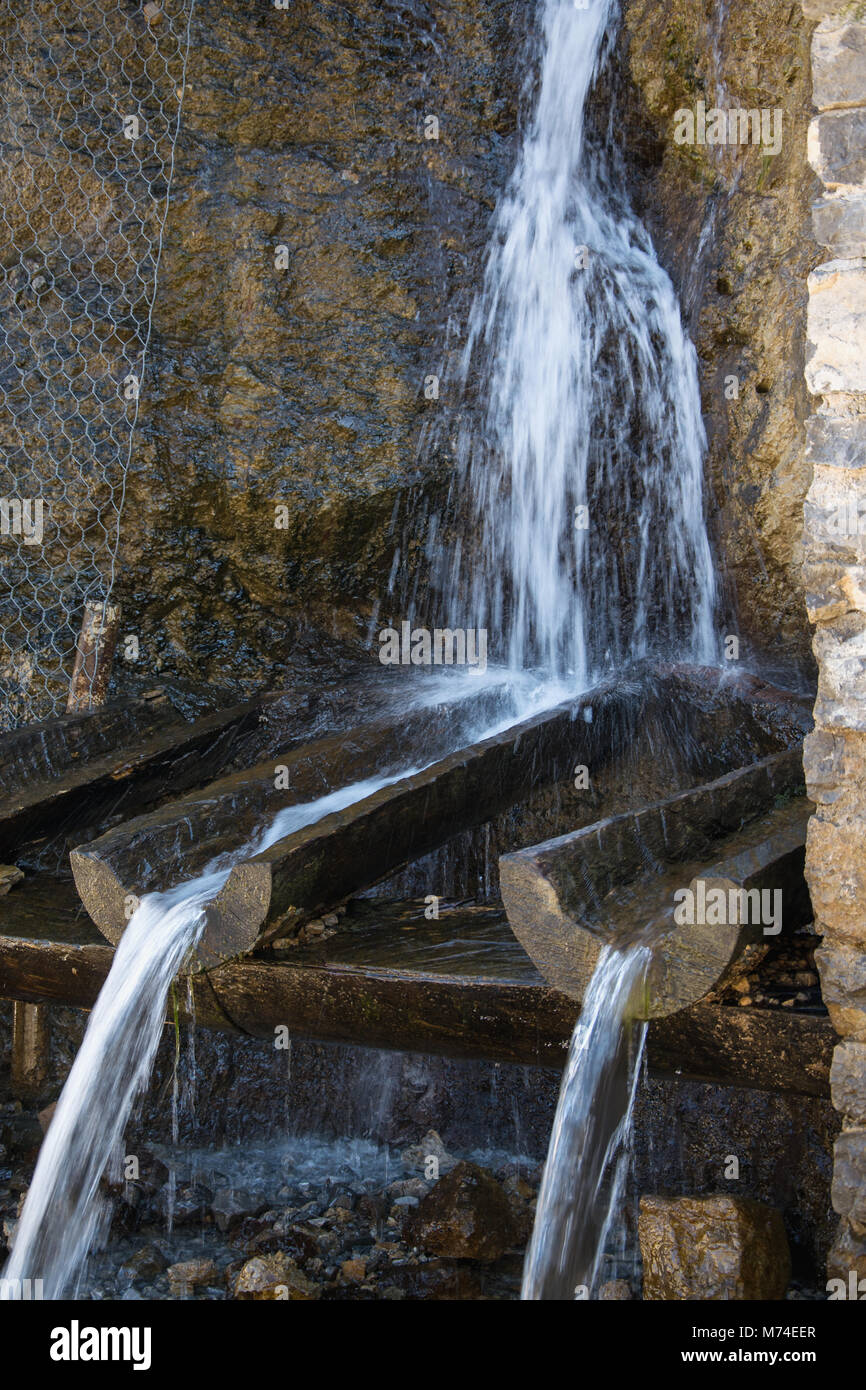 Rein mineralische Trink Wasser aus der natürlichen Berg Quelle ...