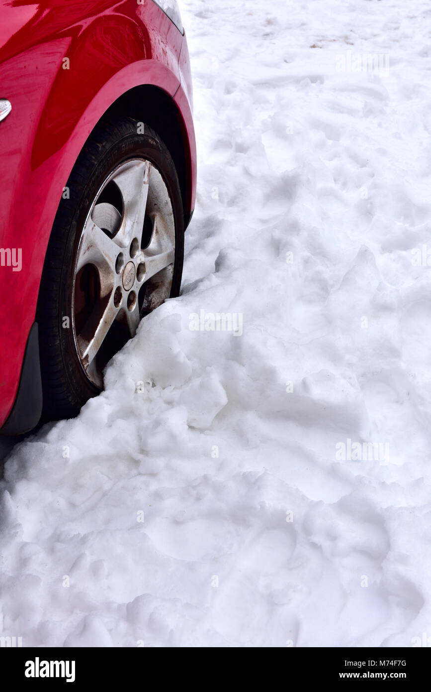 Auto steckt im schnee -Fotos und -Bildmaterial in hoher Auflösung – Alamy