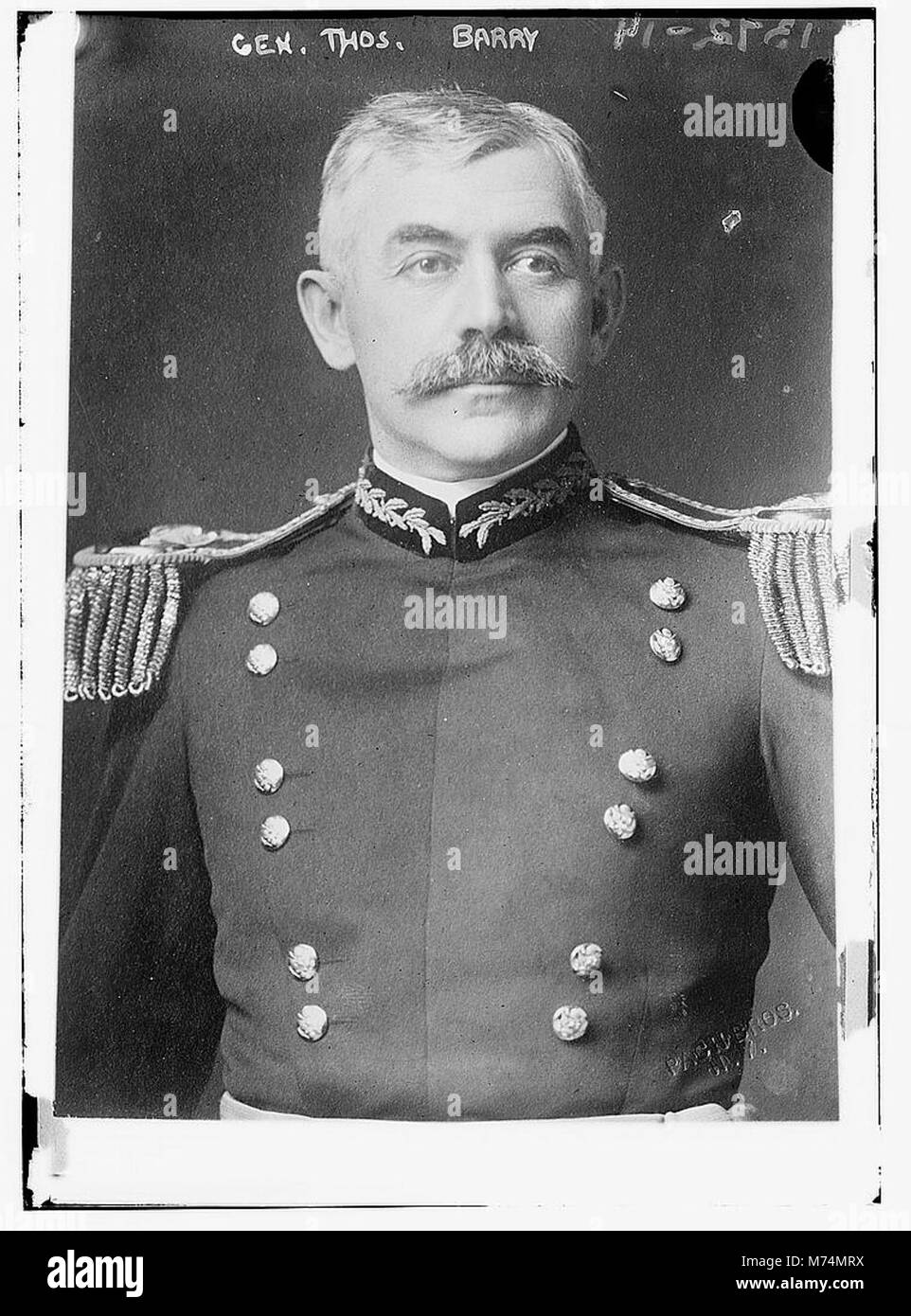 Dieses Foto zeigt General Thomas Barry, eine prominente Militärfigur ...