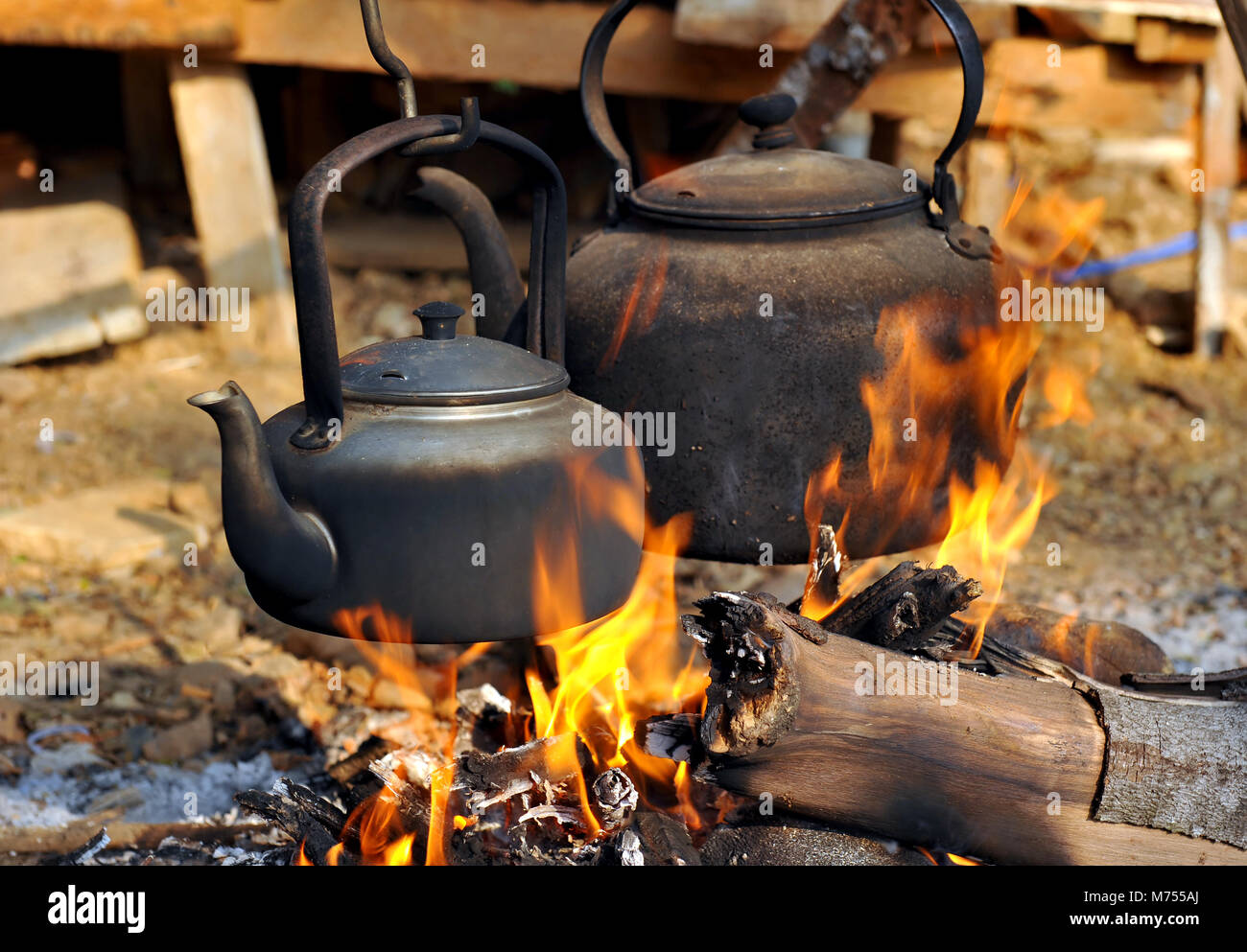 Kettle boiling fire -Fotos und -Bildmaterial in hoher Auflösung – Alamy